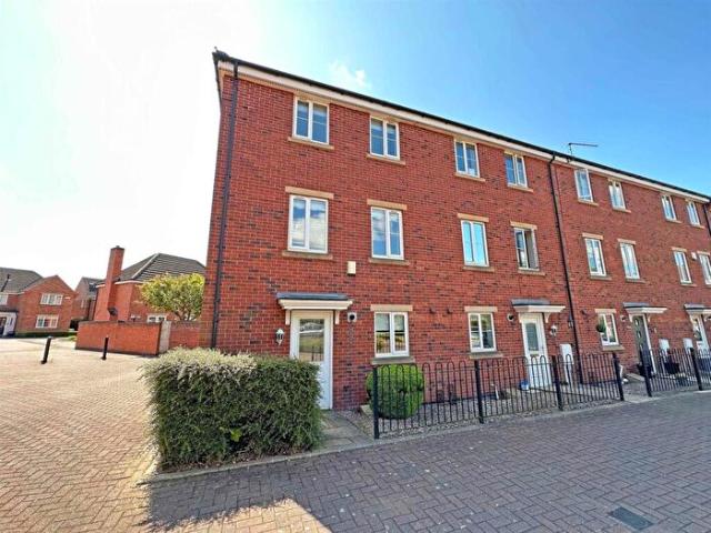 4 Bedroom Town House To Rent In Edison Way, Arnold, Nottingham, NG5