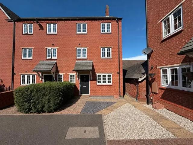 4 Bedroom Town House To Rent In Salford Way, Church Gresley, Swadlincote, DE11