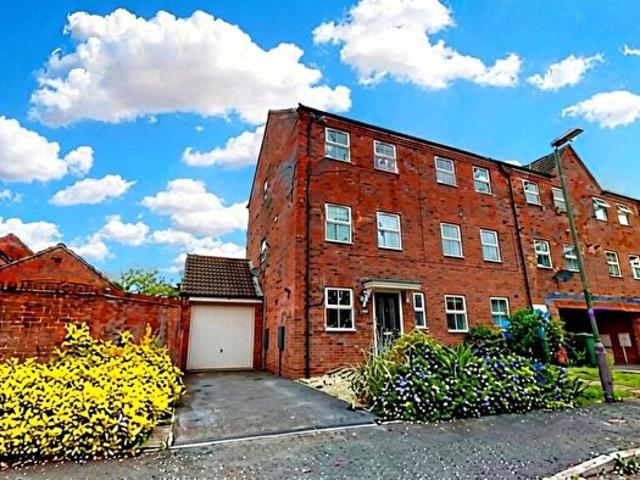 4 Bedroom Town House To Rent In Sherbourne Drive, Hilton, DE65