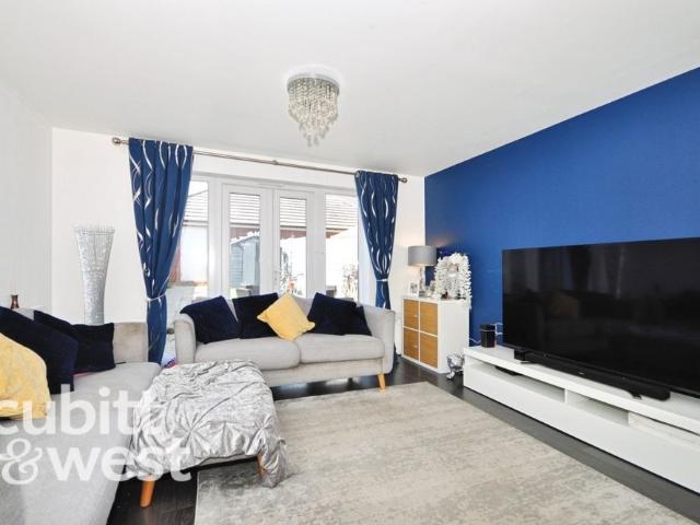 4 bedroom town house to rent