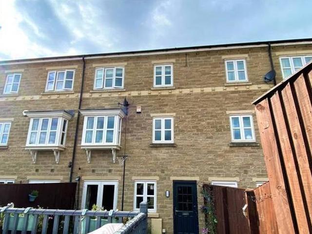 4 bedroom town house for sale in Turnpike Close Birkenshaw BD11 BD11