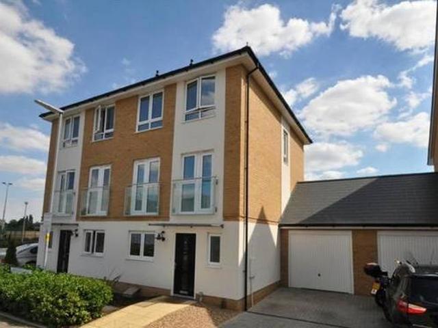 4 bedroom town house for sale in Appletree Way WELWYN GARDEN CITY Hertfordshire AL7