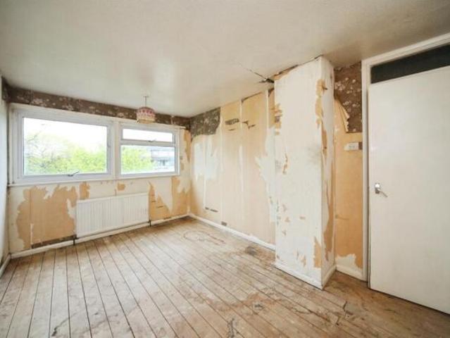 4 bedroom town house for sale in Axe Close, Luton, LU3