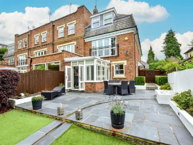 4 bedroom town house for sale in Cadogan Place, London Road, S.