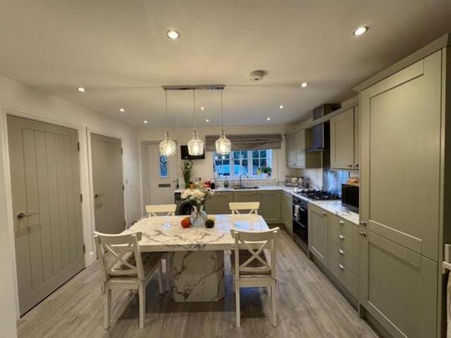4 bedroom town house for sale in Cleckheaton Road, Low Moor, Bradford, BD12