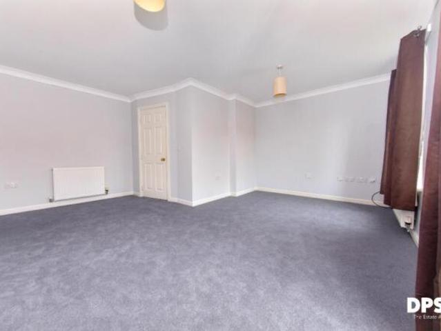 4 bedroom town house for sale in Digpal Road, Churwell, LS27