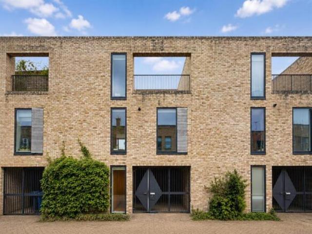 4 bedroom town house for sale in Henslow Mews, Cambridge, CB2