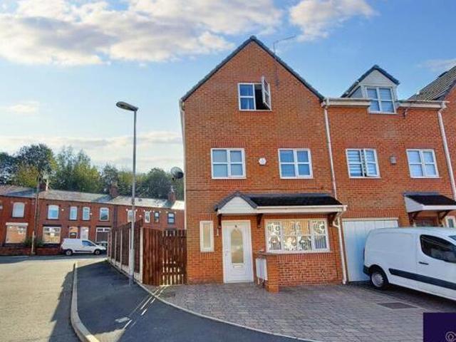 4 Bedroom Town House For Sale In Middleton, Manchester