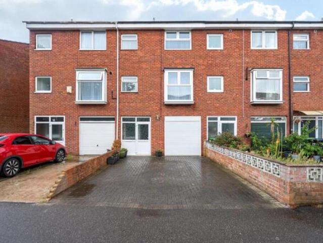 4 bedroom town house for sale in Nutfield Place, Portsmouth, PO1
