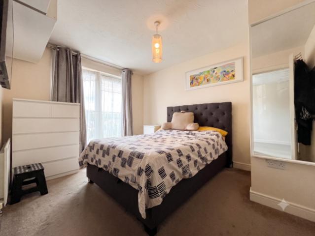 4 bedroom town house for sale in Primrose Close, Luton, Bedfordshire, LU3 1EY, LU3