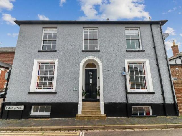4 bedroom town house for sale in Queen Street, St. Albans, Her.
