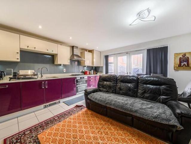 4 bedroom town house for sale in Slough, SL3