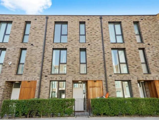 4 bedroom town house for sale in Starboard Way, Royal Wharf, E16