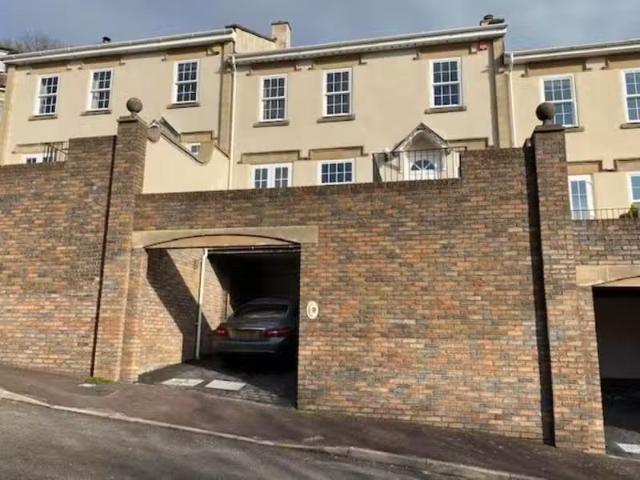 4 bedroom town house for rent in Trinity Road, Weston super ma.