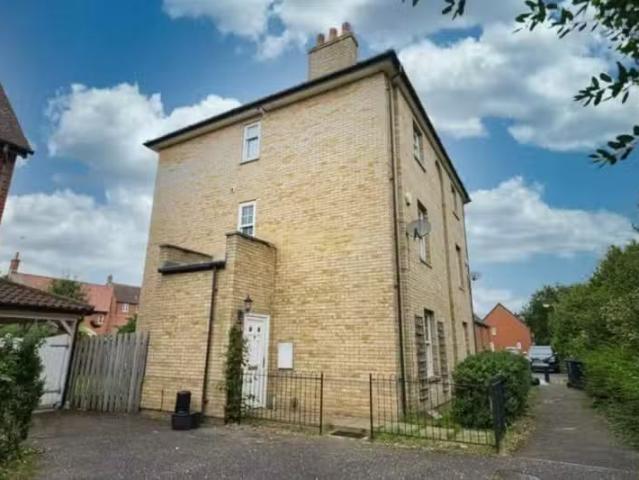 4 bedroom town house for rent in Waight Close, Hatfield, Hertf.