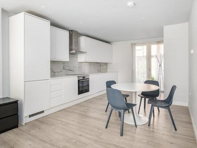 4 bedroom town house for rent in Wells Walk, E7