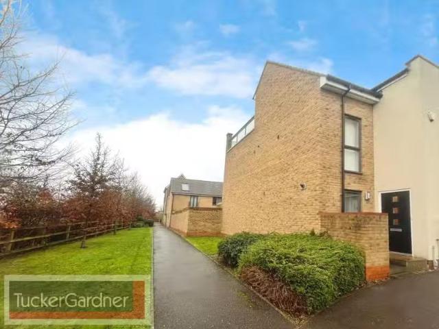 4 bedroom town house for rent in Yeoman Drive, Cambridge, CB3