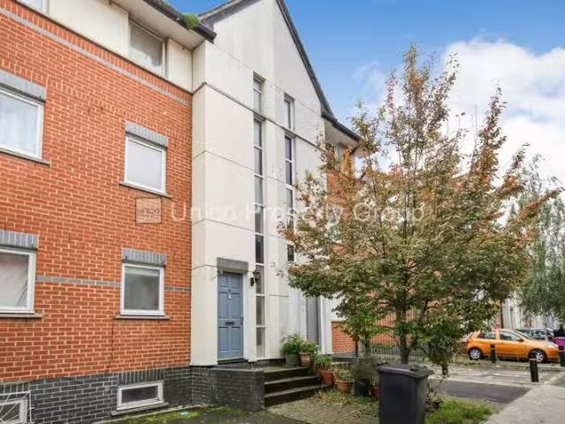 4 bedroom town house for rent in Blondin Street, London, E3