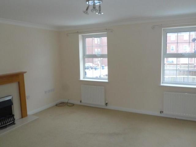 4 bedroom town house for rent in Blackthorn Drive, Lindley, Huddersfield, HD3