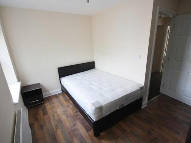 4 bedroom town house for rent in Blue Fox Close, West End, Leicester LE3