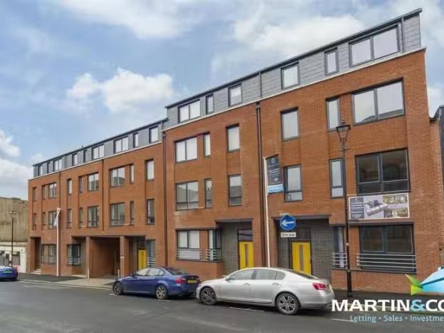 4 bedroom town house for rent in Elizabeth Place, Tenby Street.