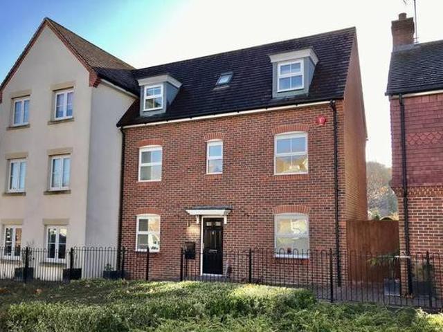 4 bedroom town house for rent in Harrier Way Bracknell RG12