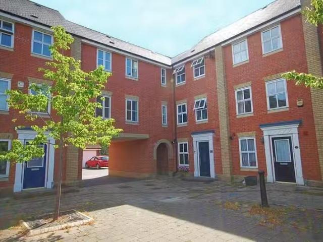4 bedroom town house for rent in Hesper Road, Colchester, Esin.