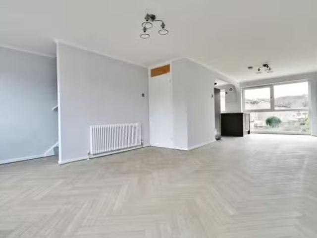 4 bedroom town house for rent in High Broom Crescent, West Wic.