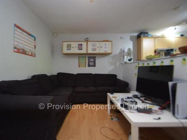 4 bedroom town house for rent in Hyde Park Close, Leeds, LS6