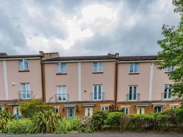 4 bedroom town house for rent in Inkerman Close, Horfield, Bri.
