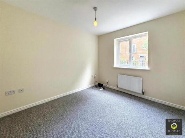 4 bedroom town house for rent in Longhorn Avenue, Gloucester, GL1