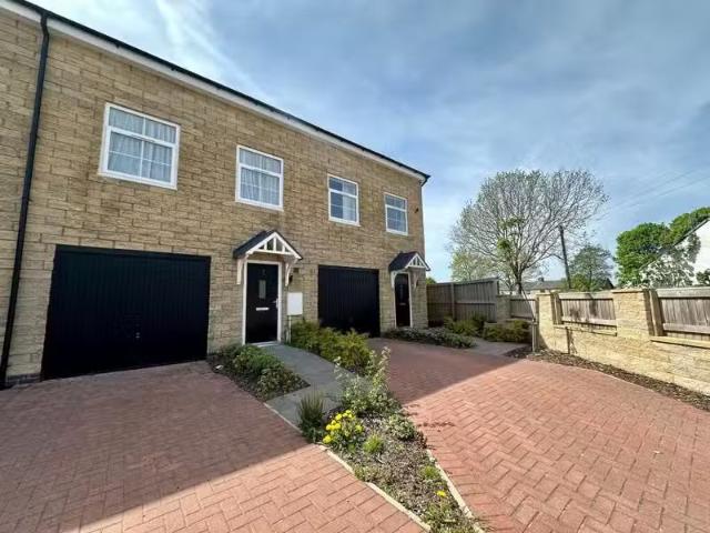 4 bedroom town house for rent in Melbourne Gardens, Burnley, B.