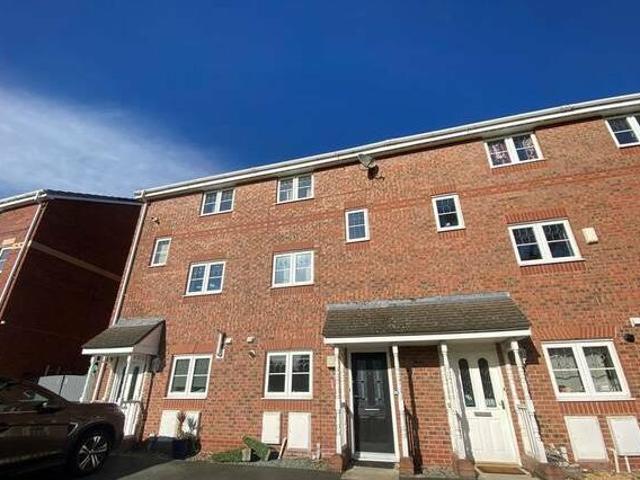 4 bedroom town house for rent in Mottram Drive Stapeley CW5