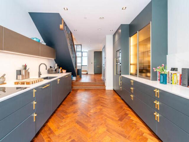 4 bedroom town house for rent in New Road, Crouch End N8
