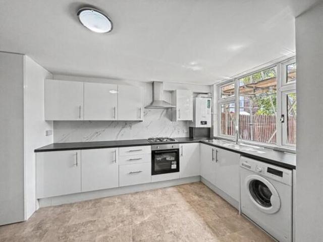 4 bedroom town house for rent in Owen Way, LONDON, NW10