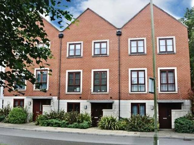 4 bedroom town house for rent in Peggs Way Basingstoke RG24 9FX RG24