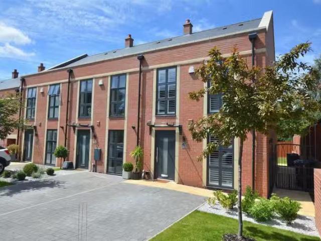 4 bedroom town house for rent in Queen Mary Court, off Duffiel.