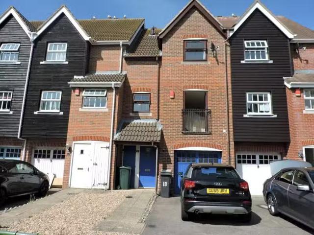 4 bedroom town house for rent in Santos Wharf, Sovereign Harbo.
