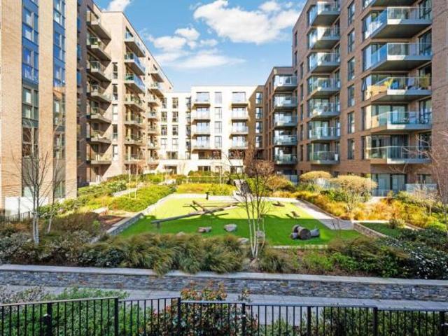 4 bedroom town house for rent in Springpark Drive, Woodberry Down, London, N4