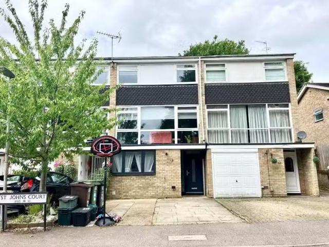 4 bedroom town house for rent in St. Johns Court, Beaumont Ave.