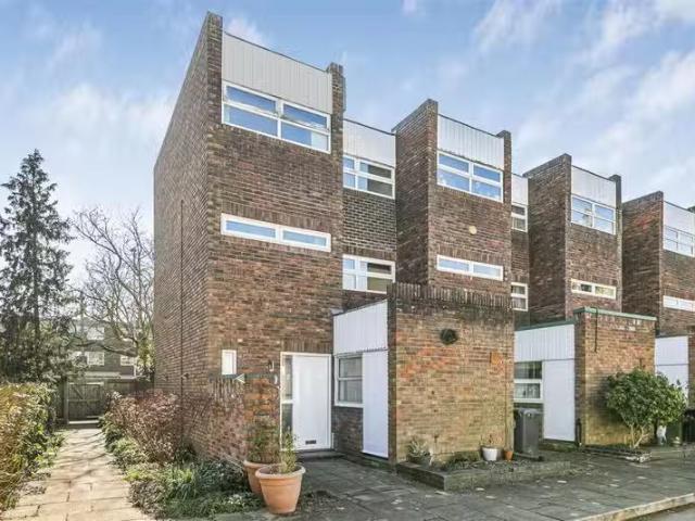 4 bedroom town house for rent in St. Marks Court, Cambridge, CB3