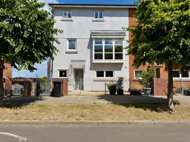 4 bedroom townhouse to rent
