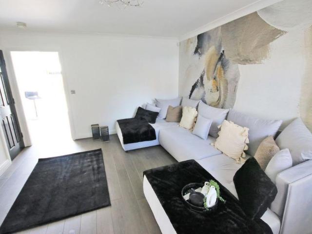 4 bedroom townhouse to rent