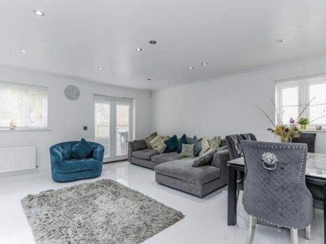 4 bedroom townhouse to rent
