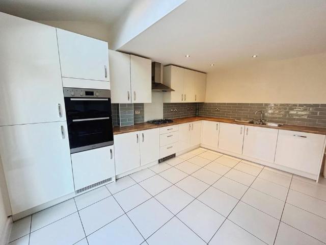 4 bedroom townhouse to rent