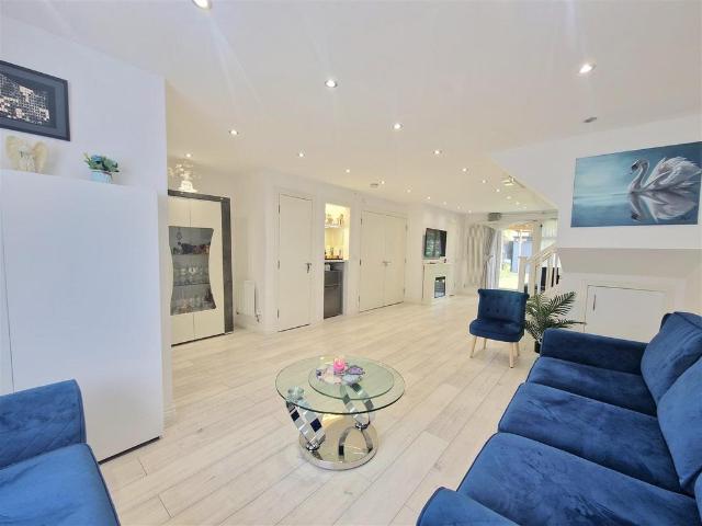 4 bedroom townhouse to rent
