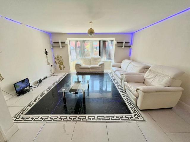 4 bedroom townhouse to rent