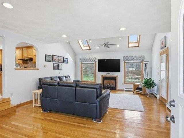 4 bedroom, Tewksbury MA 01876 LS102729498