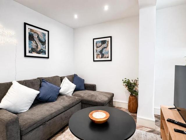 4 bedroom terraced bungalow to rent