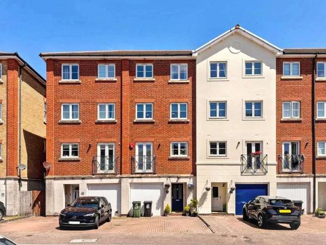 4 Bedroom Terraced House